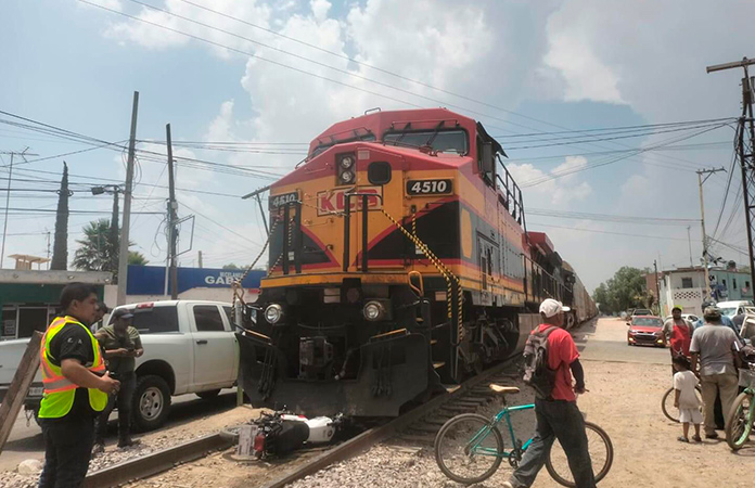 Motociclista salva la vida al atorarse en las vías › San Luis Hoy