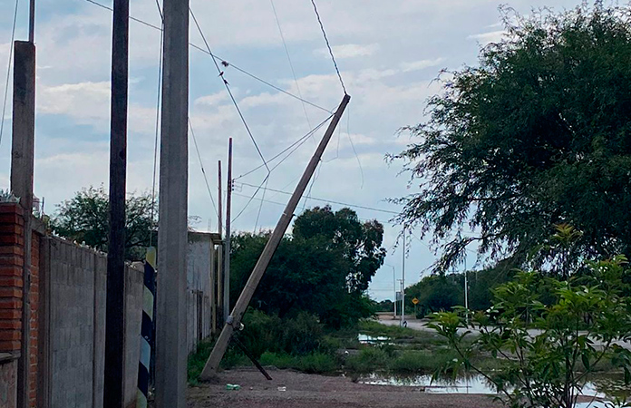 Un peligro, poste ladeado en Palma de la Cruz › San Luis Hoy