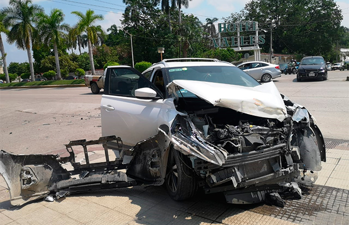 Inservible queda una camioneta tras chocar › San Luis Hoy