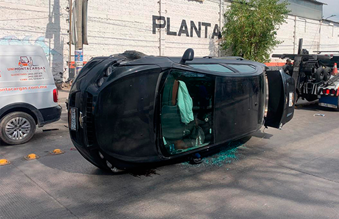 Vuelca raudo carro en la Av. Valentín Amador › San Luis Hoy