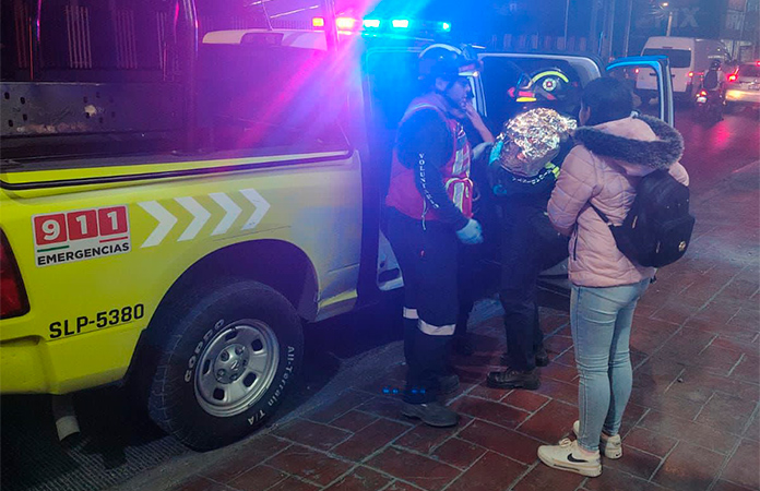 Mujer da a luz en la calle al fallar su automóvil › San Luis Hoy