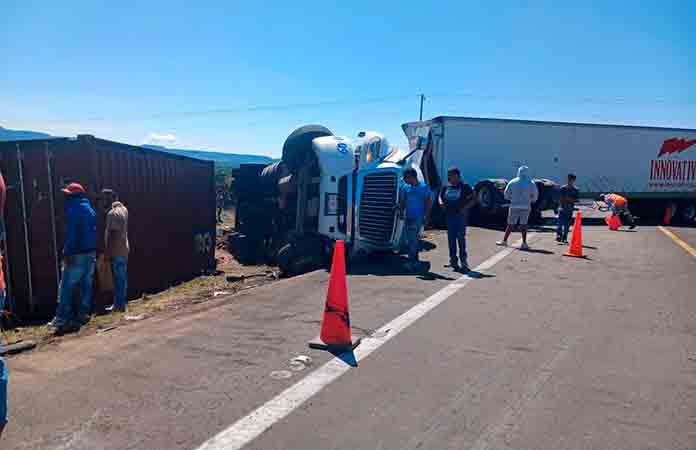 Chocan dos tráilers, fallece un conductor › San Luis Hoy