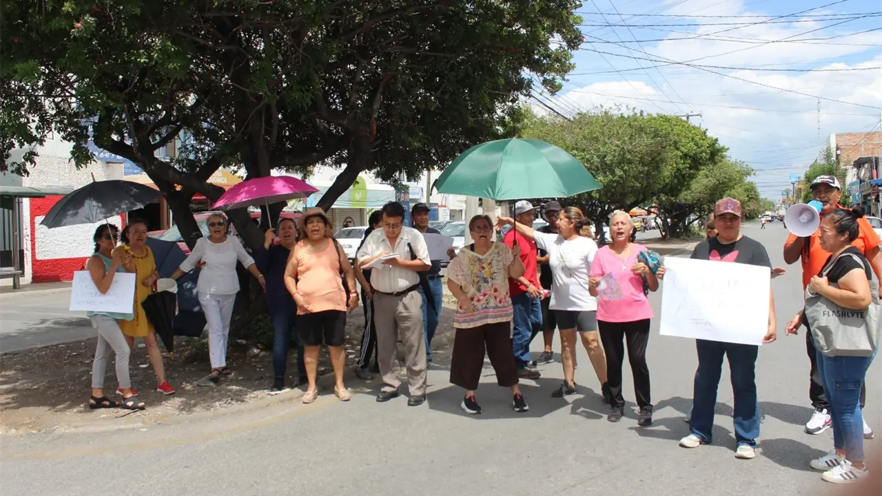 Bloquean avenida B. Anaya por falta de agua › San Luis Hoy