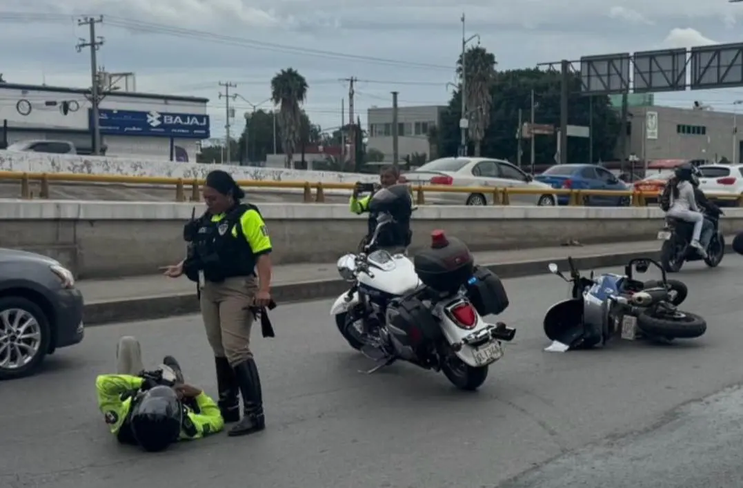 Embisten a policía en motocicleta en lateral de Salvador Nava › San ...